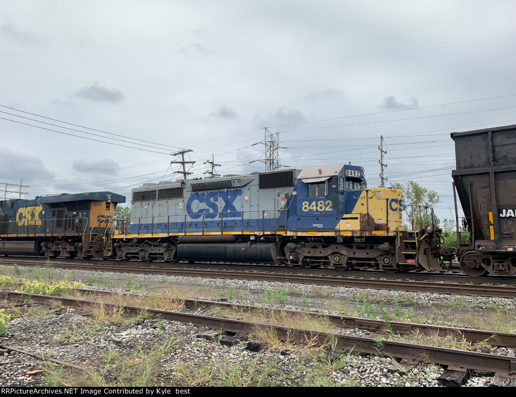 CSX 8482 on Q364